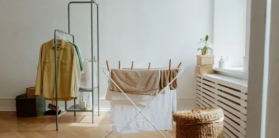 Sušení prádla v bytě, když venku prší a větrat se nedá