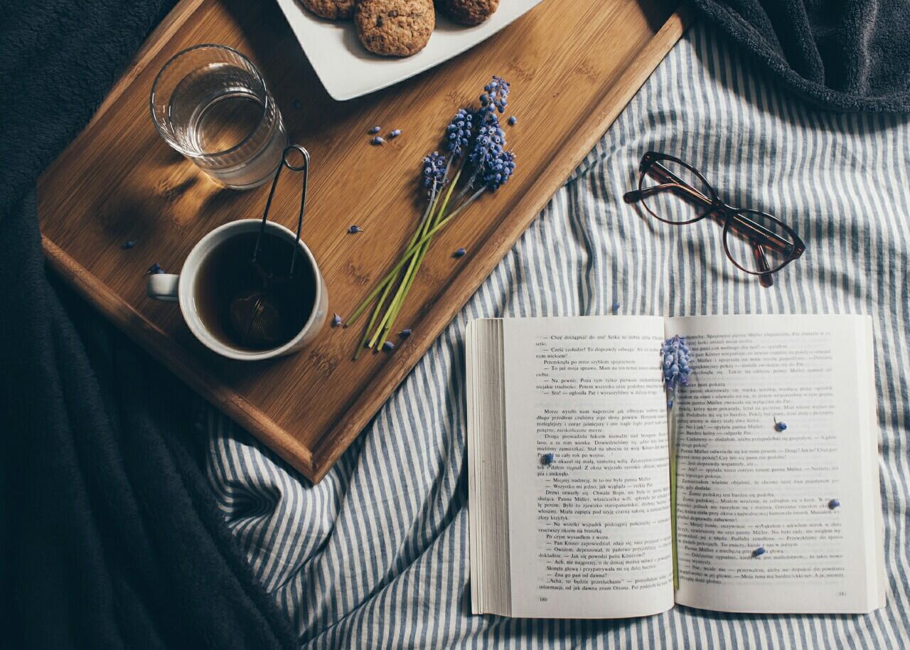 Co takhle o víkendu odmítnout ráno vstát, poručit si snídani do postele a celý den si číst?