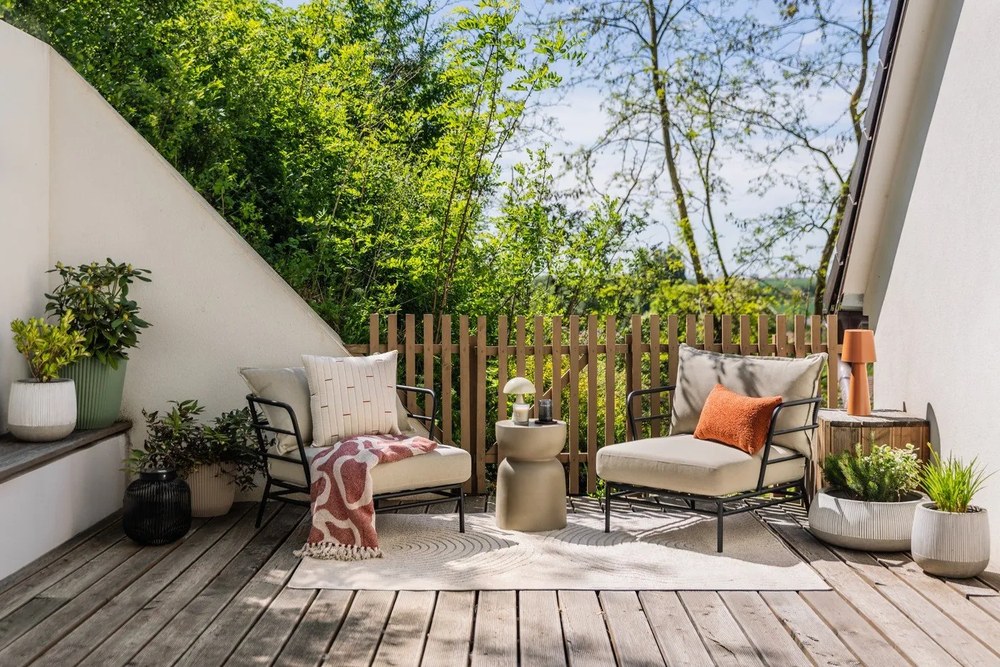 Béžové zahradní křeslo s kovovou konstrukcí Kave Home Mareluz