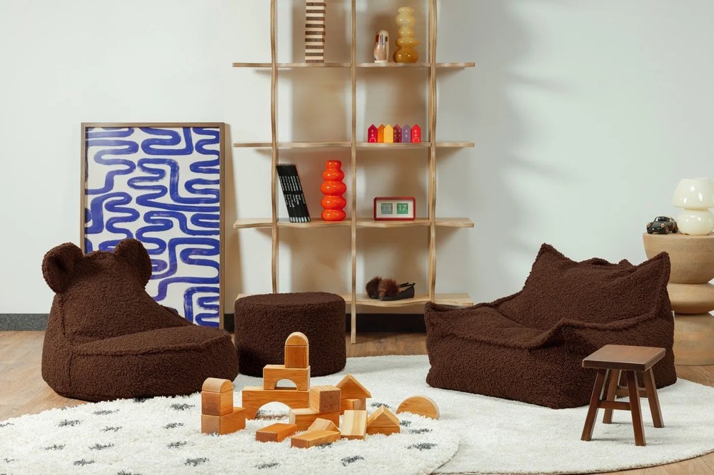 Tmavě hnědý dětský sedací vak z textilie bouclé Warm Hazel – Wigiwama