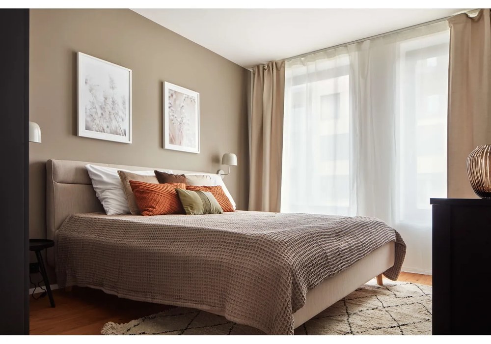 Béžová čalouněná dvoulůžková postel s úložným prostorem s roštem 180x200 cm Lotte – Meise Möbel