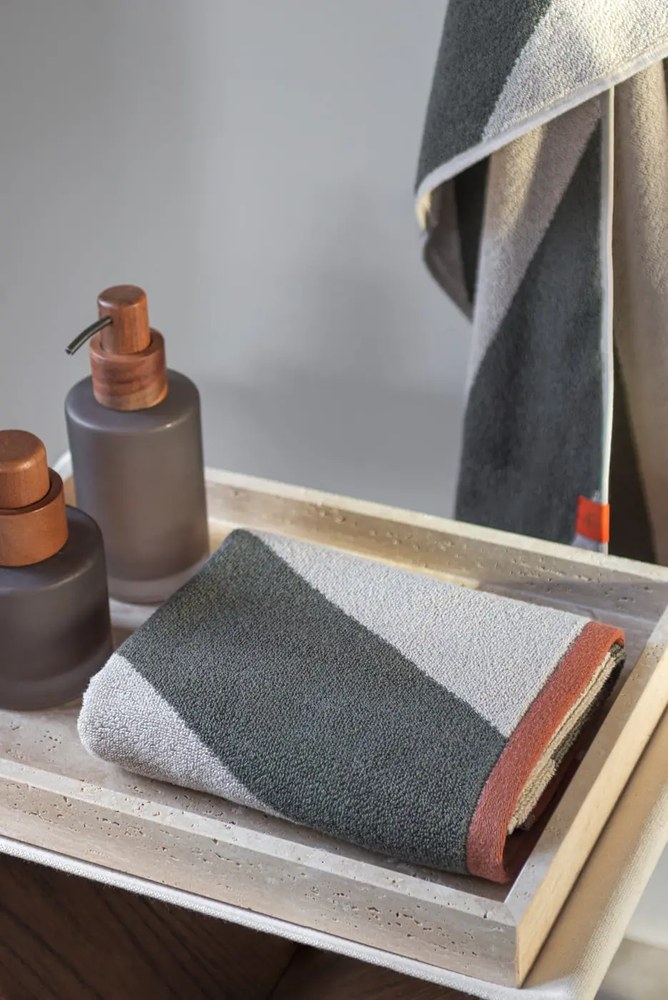 Hnědý skleněný dávkovač mýdla 280 ml Modest – Mette Ditmer Denmark
