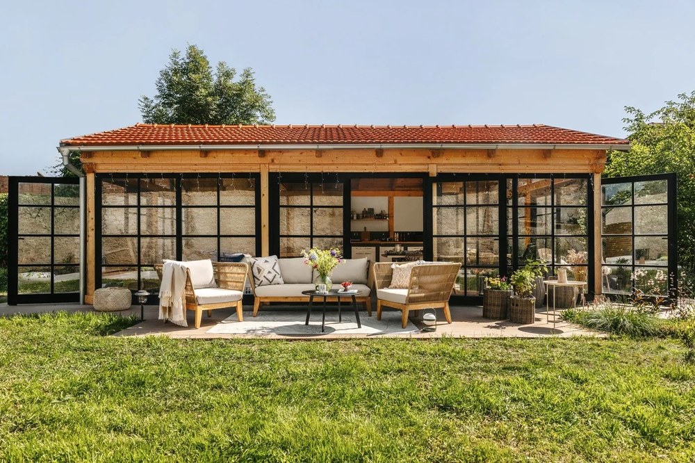 Béžové křeslo Kave Home Bellano