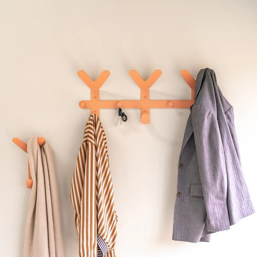 Ocelový nástěnný věšák v lososové barvě 66 cm Frondo – Spinder Design