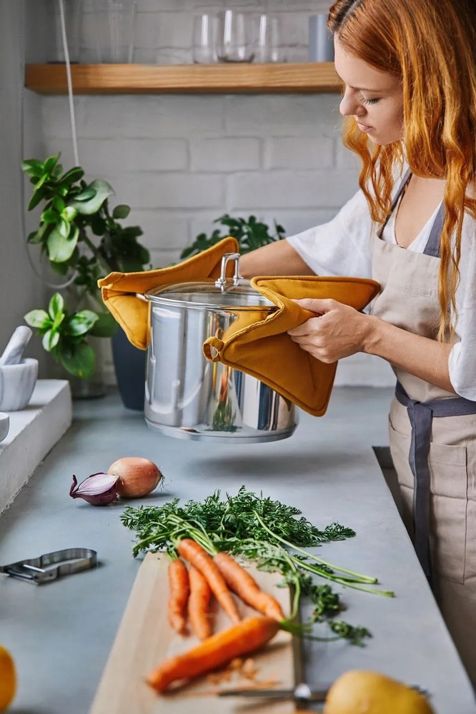 Béžová bavlněná kuchyňská zástěra Tiseco Home Studio