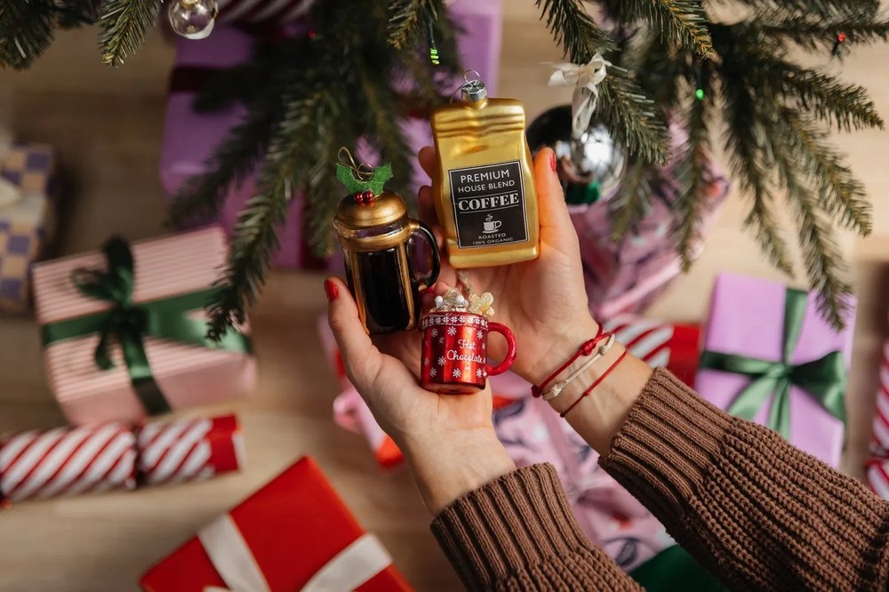 Skleněná ručně vyrobená vánoční ozdoba ø 5,5 cm Christmas Cafetiere – Sass & Belle
