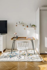 Nástěnná bílá police z oceli s detailem z dubového dřeva se 2 háčky Gazzda Hook, délka 50 cm