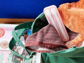 Plastové dětské lžičky v bílé a světle růžové barvě v sadě 2 ks Flowers &amp; butterflies – Mepal