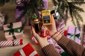 Skleněná ručně vyrobená vánoční ozdoba ø 5,5 cm Christmas Cafetiere – Sass &amp; Belle