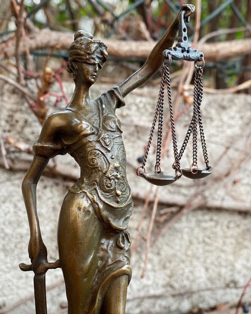 Bronzová socha Themis s vahami a mečem