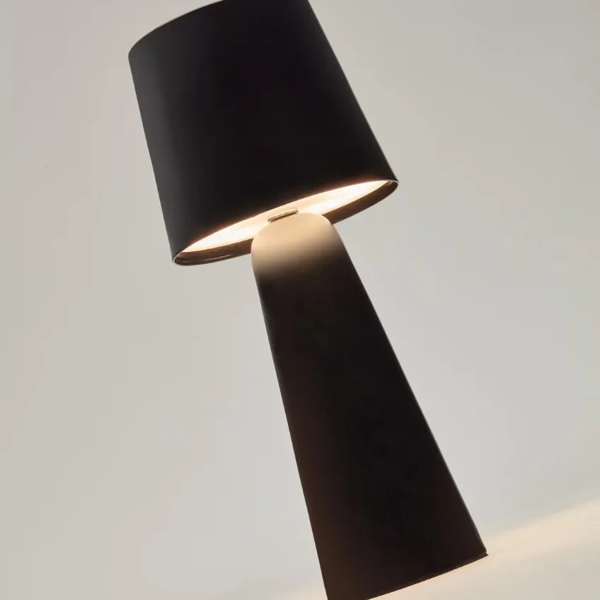 OnaDnes -20% Černá kovová zahradní stolní LED lampa Kave Home Arenys S