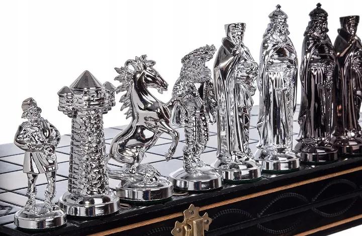 Šachy STREDOVĚKÉ se stříbrnými a černými metalizovanými figurkami