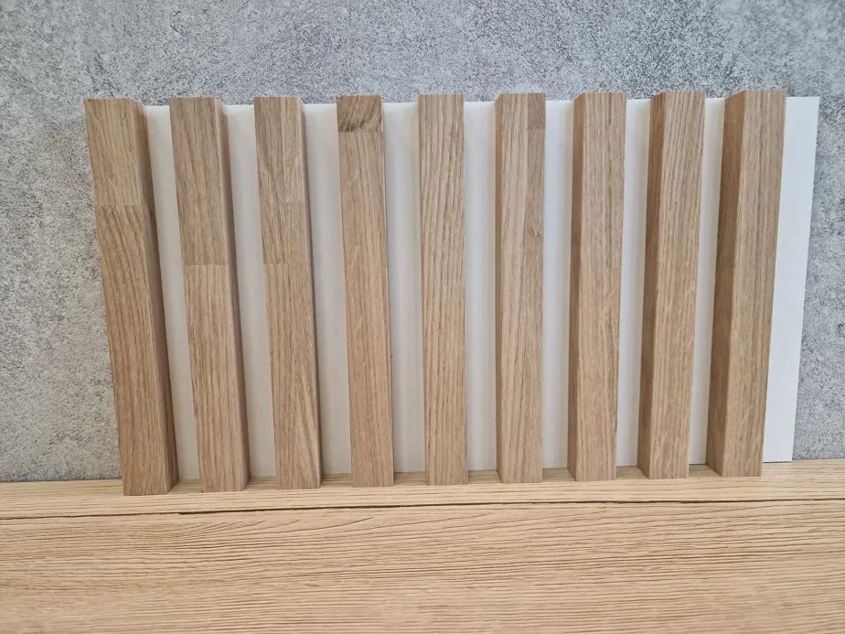 Lamelový SLAT panel masiv dub Masolo 22-18 bílý nosič rozměr 2500x400