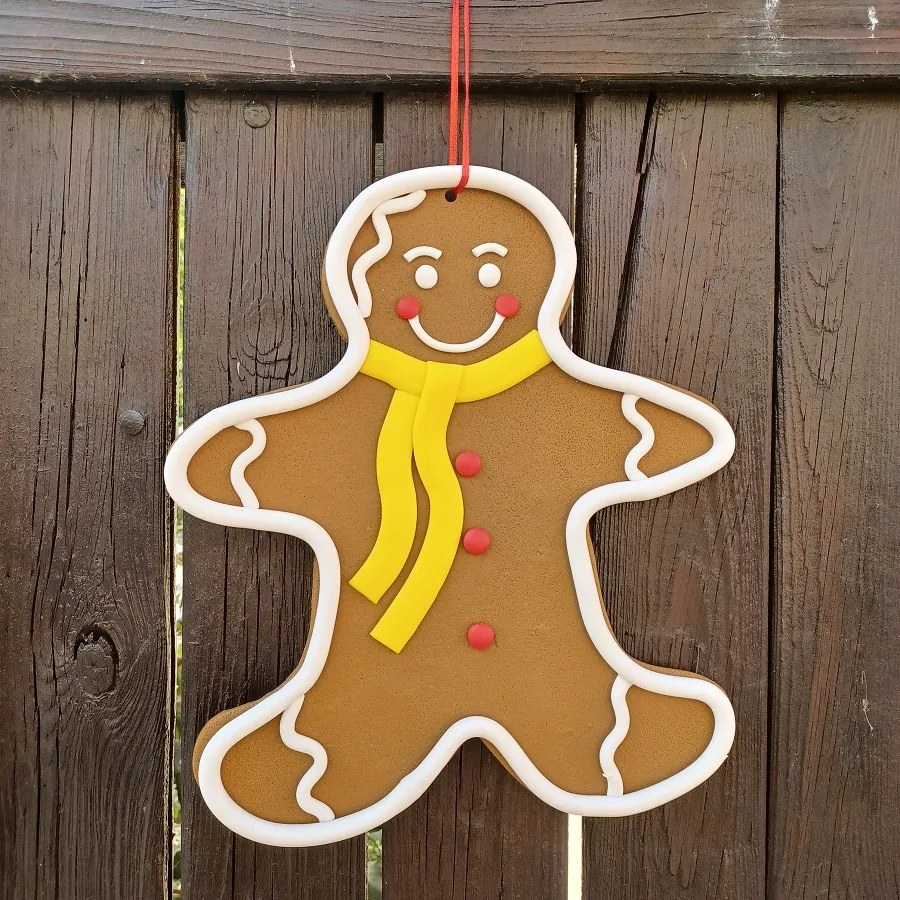 Velká vánoční ozdoba na stromek Perník panáček, 26,5 × 31 cm, žlutá šála, PVC, IP44, venkovní