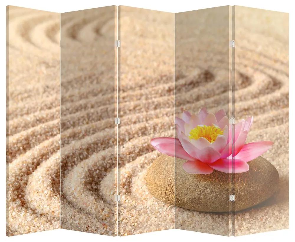 Paraván - Kámen s květinou na písku (210x170 cm)