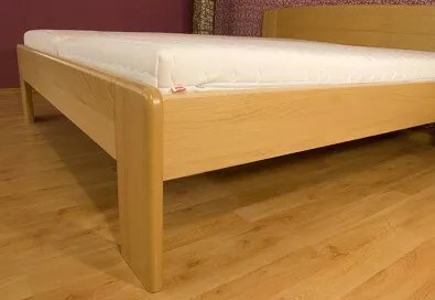 Postel Postelia DANIELO Buk 160x200 - dřevěná postel z masivu o šíři 4 cm