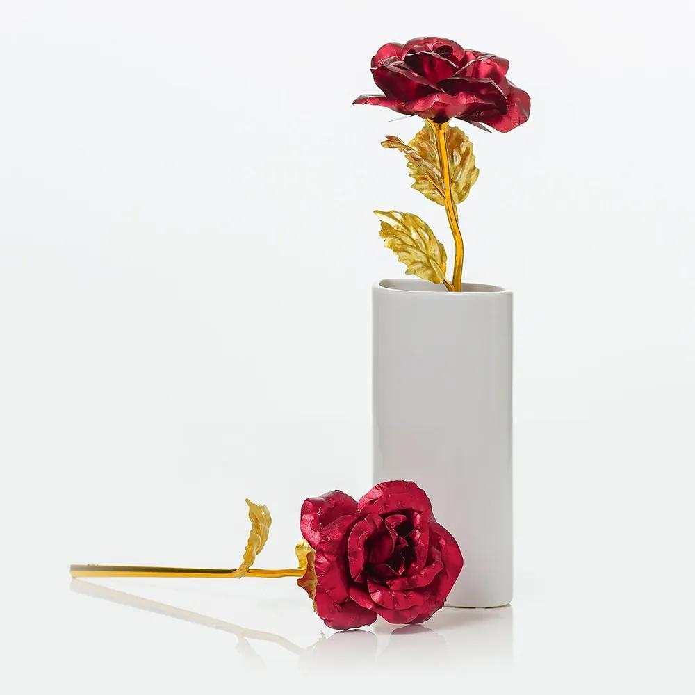 Dekorační dárková růže AMY jako imitace „zlaté růže“ v červené barvě.