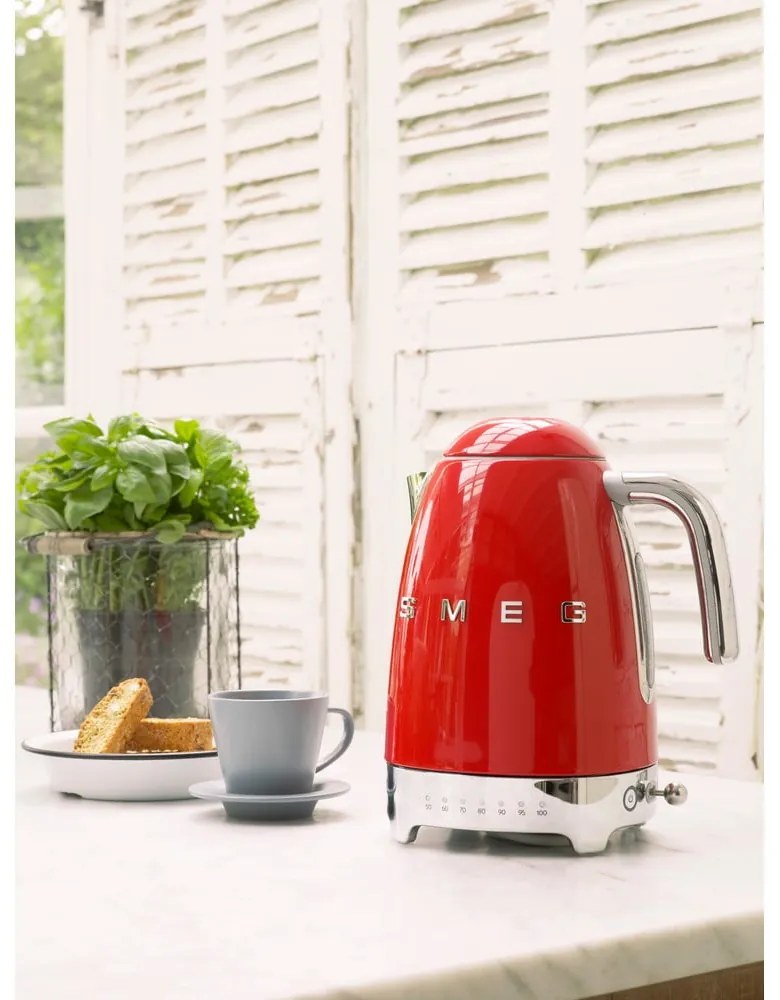 Červená rychlovarná konvice z nerezové oceli 1,7 l Retro Style – SMEG