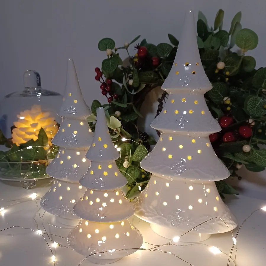 LED dekorace keramický stromeček, 9 × 7,4 × 17,8 cm, teple bílá, 2× LR44
