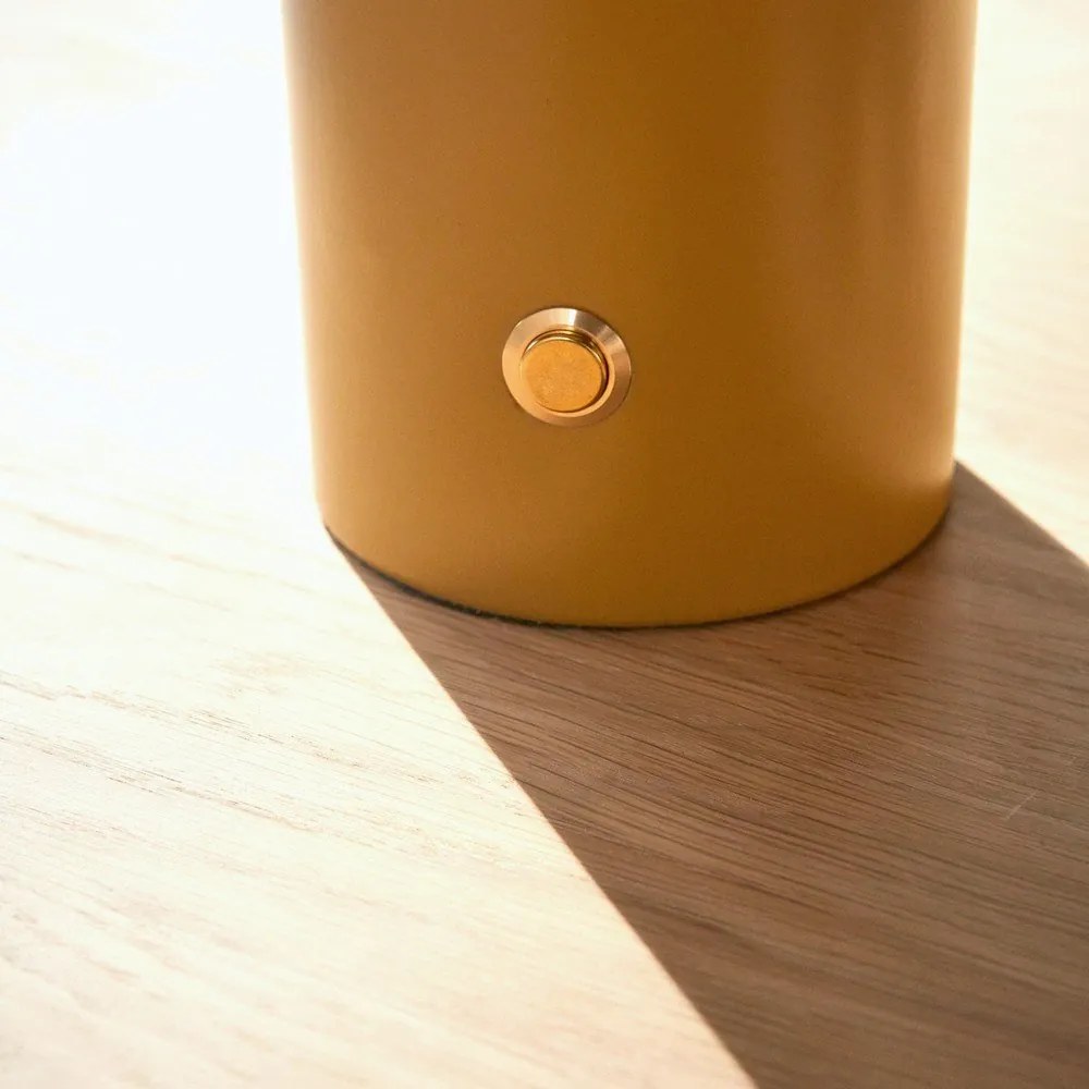 Okrově žlutá kovová stolní lampa (výška 41 cm) Hatto – OYOY Living Design
