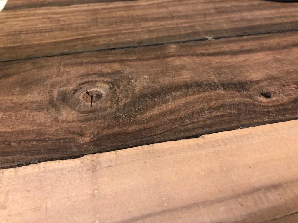 Stolek z teakového dřeva