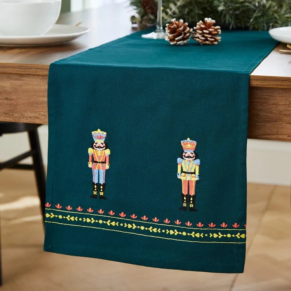 Bavlněný běhoun na stůl s vánočním motivem 33x220 cm Nutcracker – Catherine Lansfield