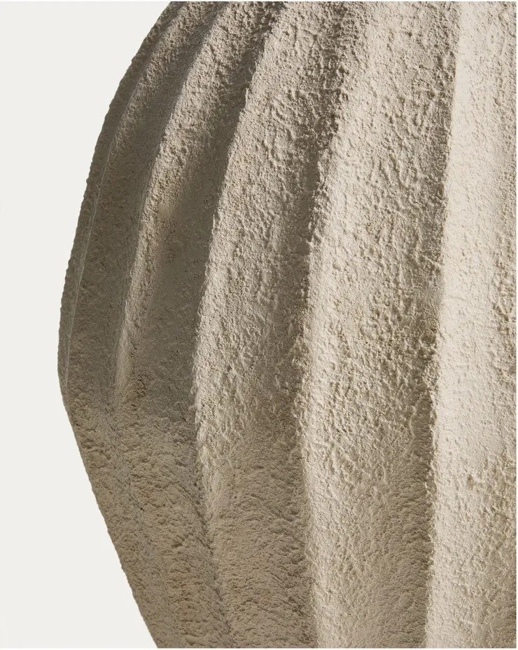 Krémová ručně vyrobená/vysoká váza z papírmaše (výška 67 cm) Arquena – Kave Home