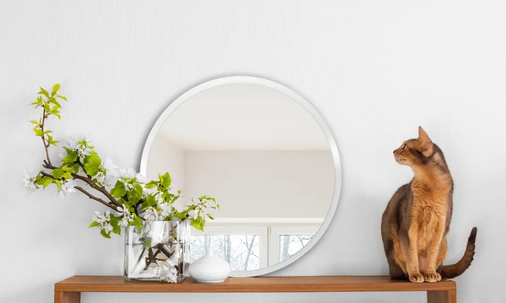 Kulaté ložnicové zrcadlo s bílým rámem fi 40 cm
