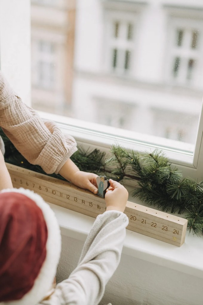 Ib Laursen Adventní kalendář Angel 50 cm, přírodní barva, dřevo