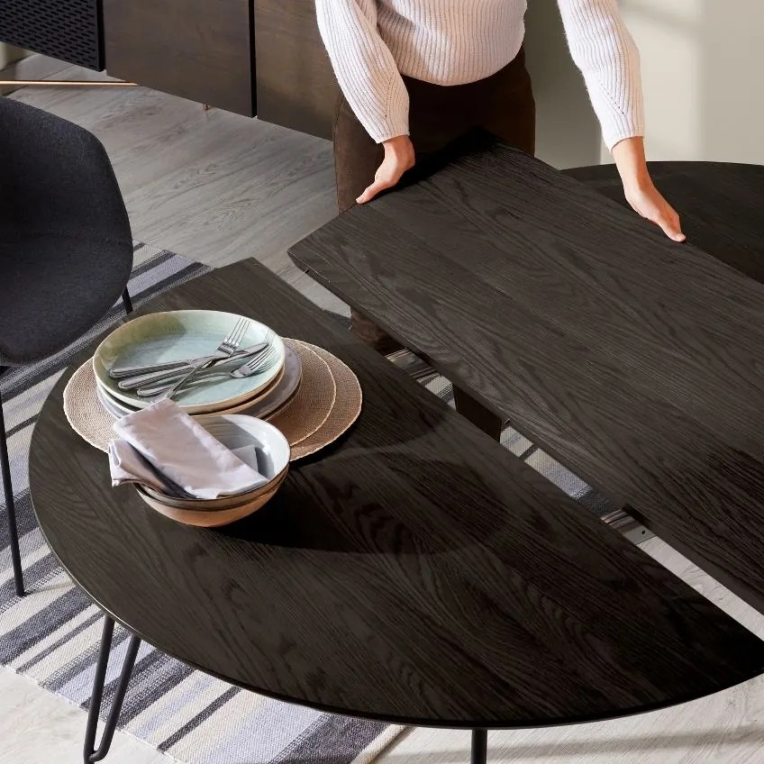 OnaDnes -20% Černý jasanový rozkládací stůl Kave Home Milian 170-320x100 cm