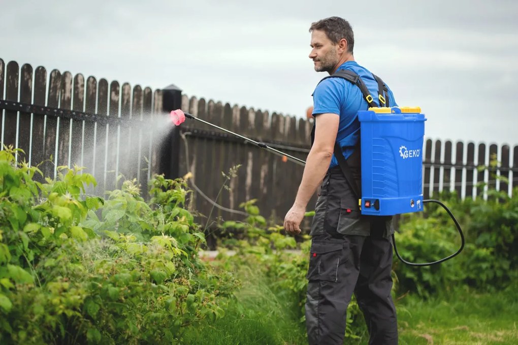 16L světle modrý 12Ah bateriový zádový postřikovač (1)