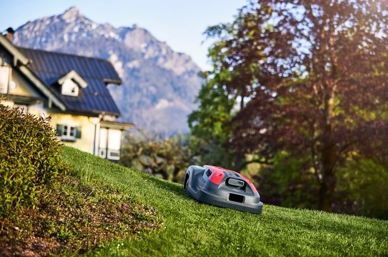 Cramer AiConic 8 RTK | Bezdrátová robotická sekačka, plochy do 8000 m2, max. svah 45 %, RTK, WiFi