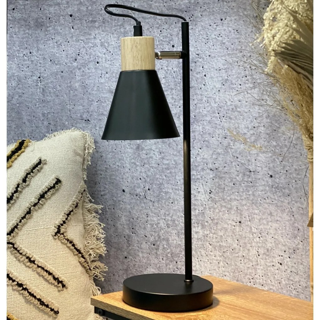 Kovová stolní lampa s dřevěným podstavcem Solano černá, 14 x 47 cm