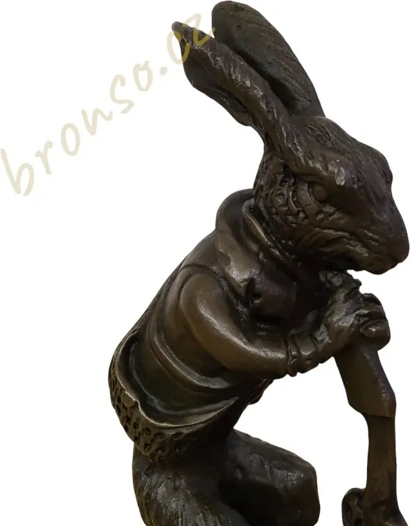 Lovecký zajíc – bronzová soška na mramorovém podstavci