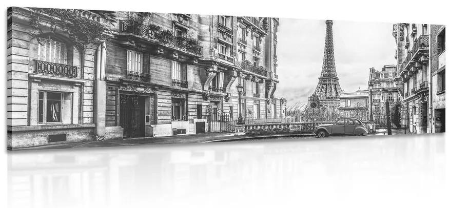 Obraz pohled na Eiffelovu věž z ulice Paříže v černobílém provedení - 120x40 cm