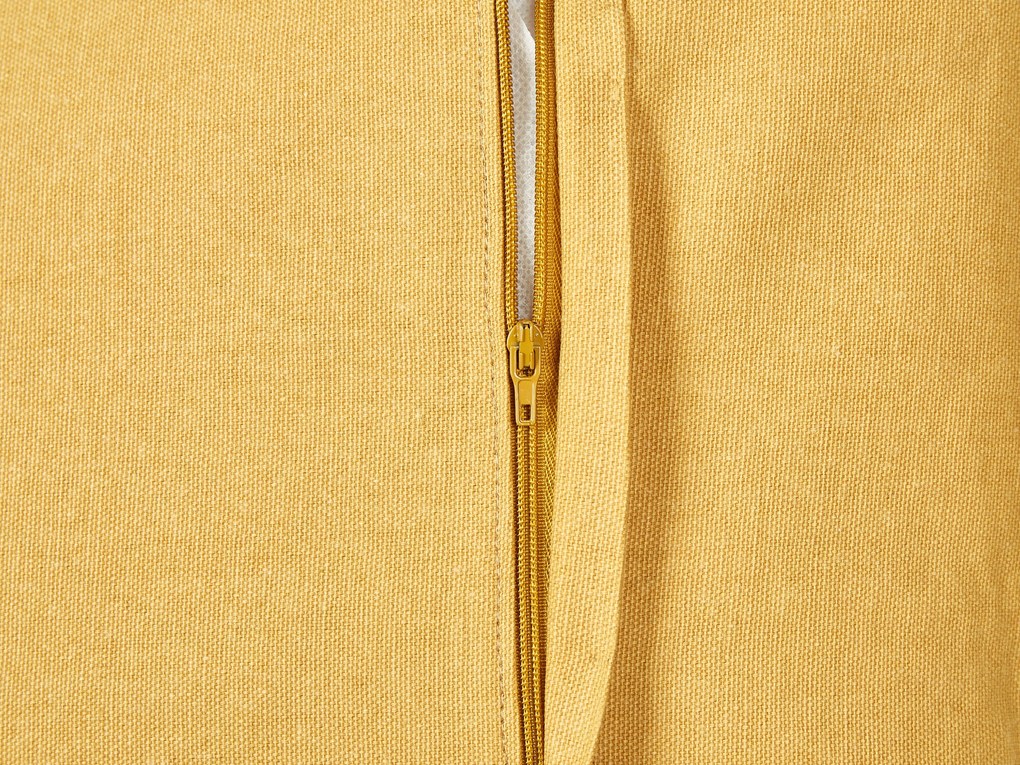 Sametový polštář 45 x 45 cm žlutý CHOISYA Beliani