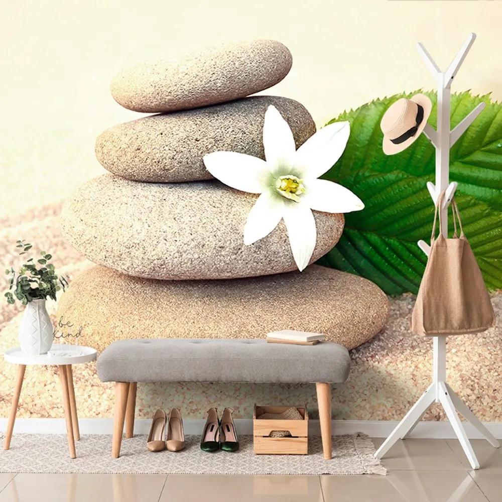 Samolepící fototapeta bílý květ a kameny v písku - 450x300 cm
