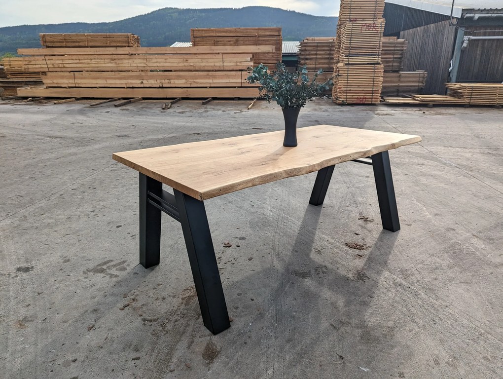 Jídelní stůl z dubového masivu Bridge v industriálním designu Velikost Desky: 1700x900 (mm)