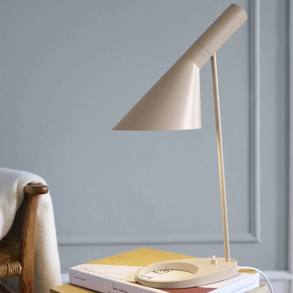 Designová stolní lampa Louis Poulsen AJ sand