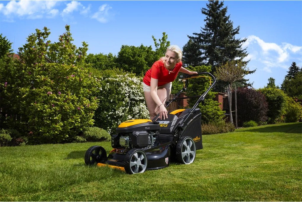 Benzínová sekačka na trávu Riwall PRO RPM 5155 PRO 4v1 s pojezdem