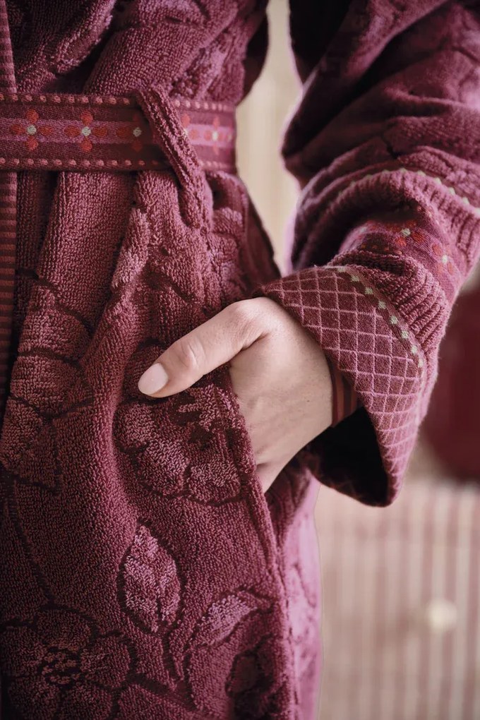 Pip Studio župan Jasmin Jacquard - tmavě růžový (Luxus a pohodlí ve stylovém županu s rafinovaným žakárovým květinovým vzorem)