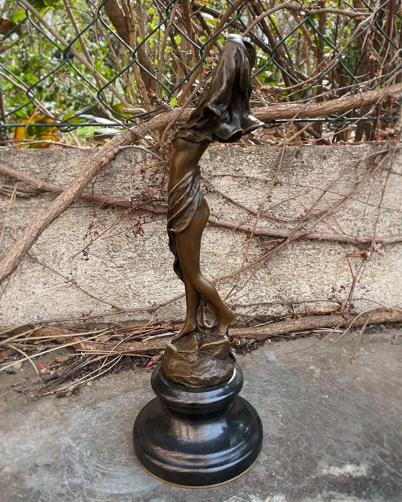 Bronzová socha soška - žena s šátkem 2