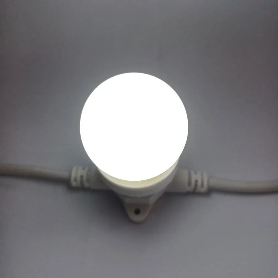 LED žárovka ledově bílá, patice E27, 12 diod