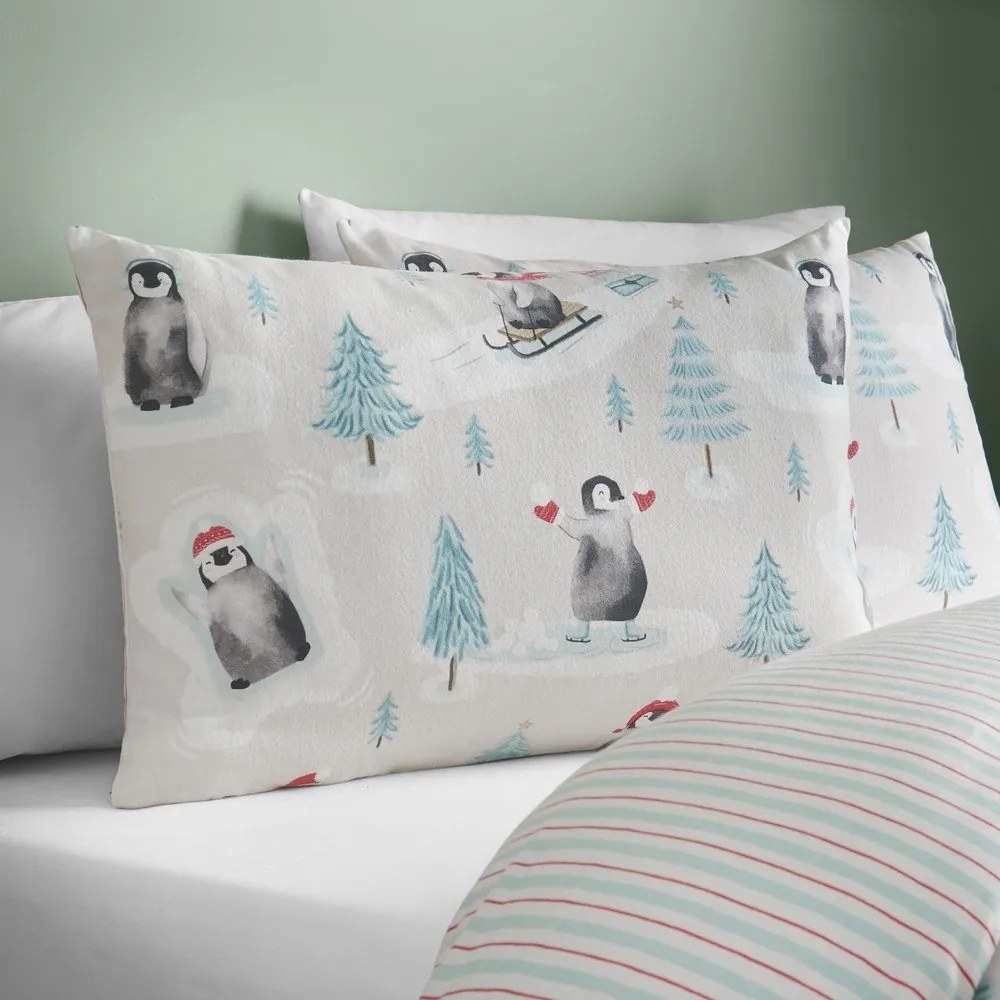 Flanelové povlečení na dvoulůžko v přírodní barvě 200x200 cm Brushed Christmas Penguins – Catherine Lansfield