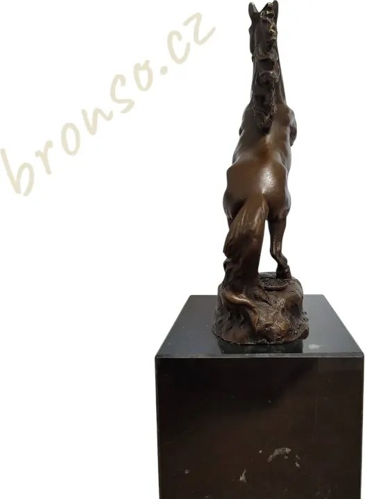 Bronzová socha koně na mramoru – vzpínající se hřebec, elegantní zvířecí figurka, luxusní dekorace, sběratelský dárek