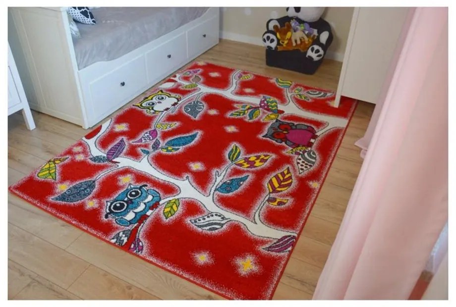 Dětský kusový koberec Na stromě červený 140x190cm