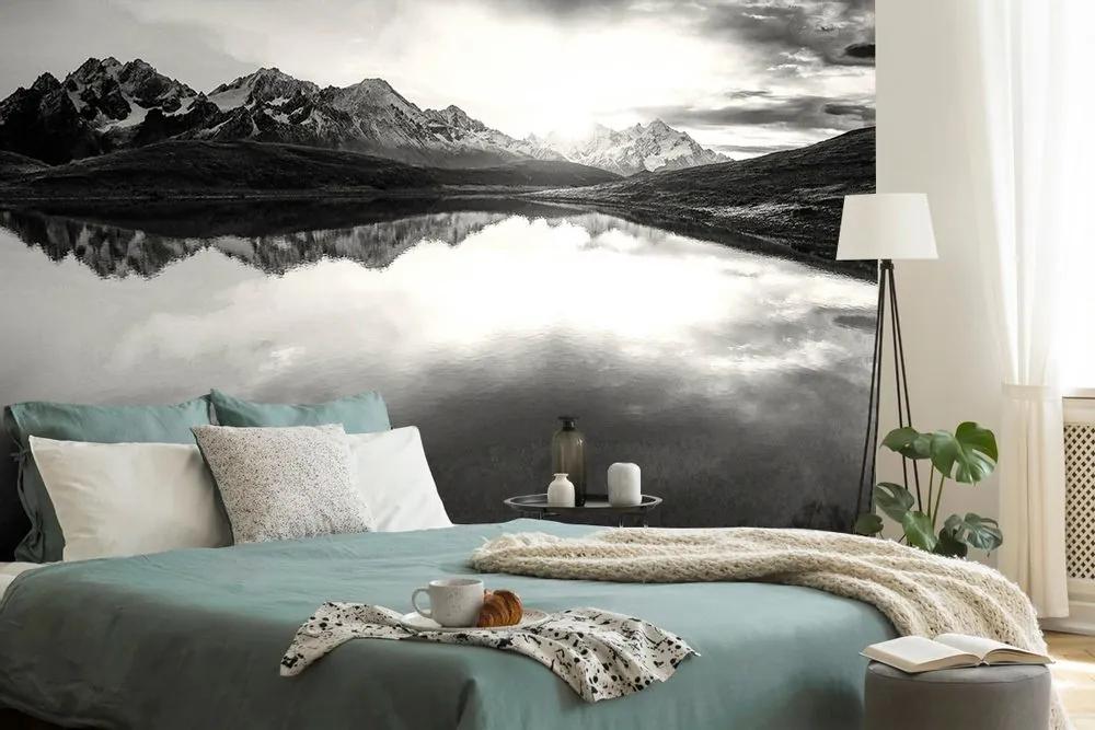 Samolepící fototapeta černobílé horské jezero - 150x100 cm