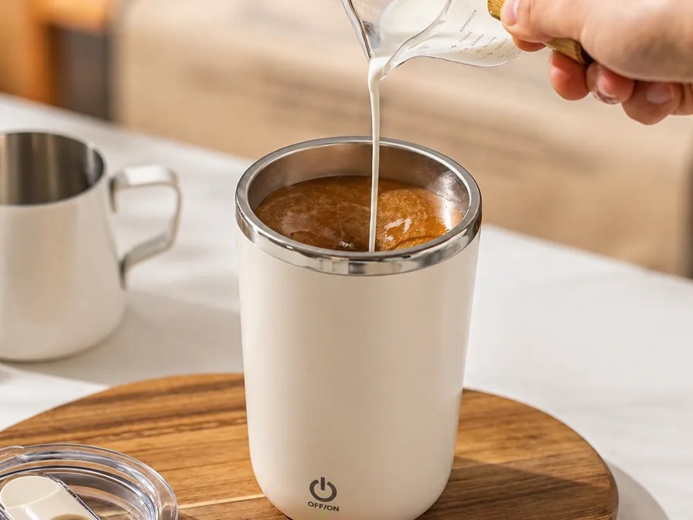Verk Group Samomíchací hrnek 350 ml, ocelový termos na studené i horké nápoje, s usb a šňůrkou