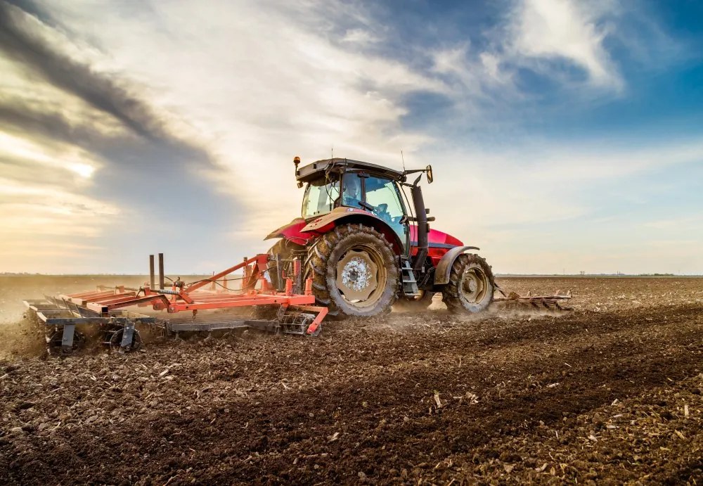 Fototapeta Traktor Při Práci V Poli Omyvatelný vlies 460x300