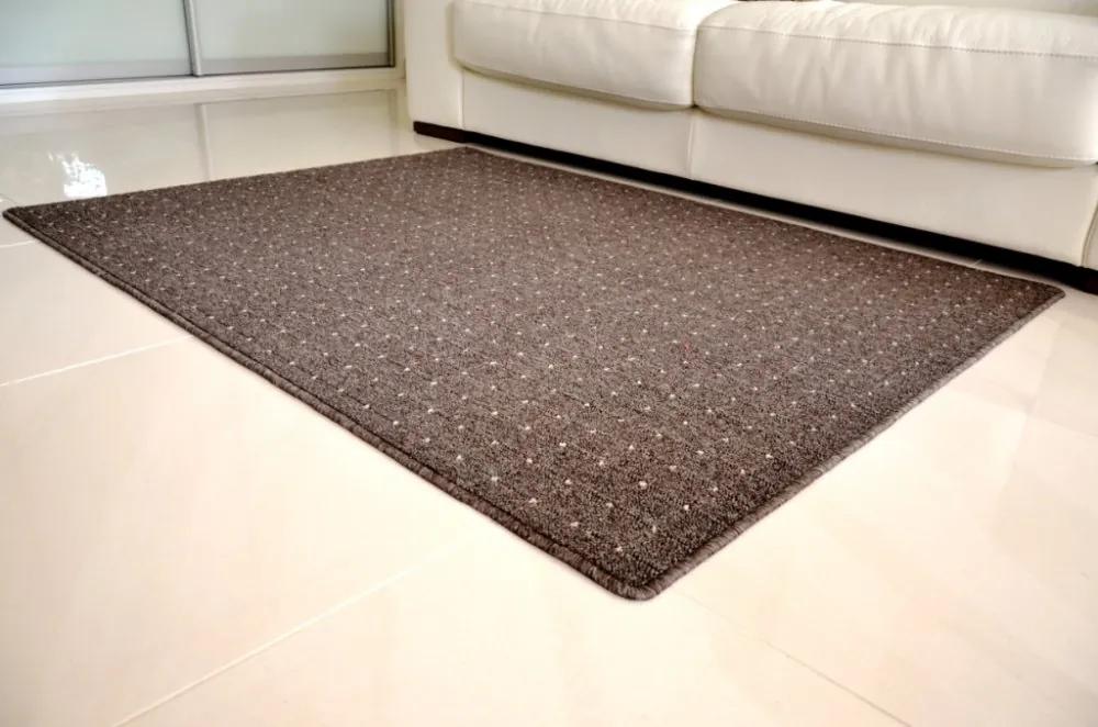 Kusový koberec Udinese hnědý 1 m2 s obšitím